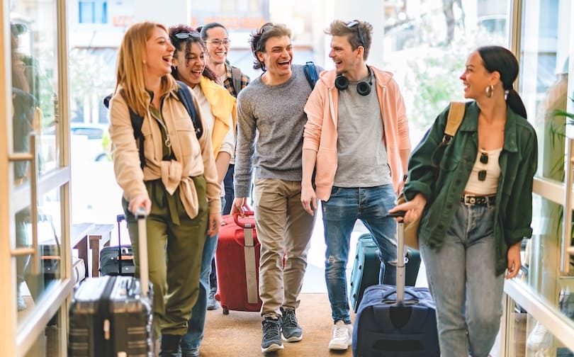 Carreras en las que puedes viajar mucho